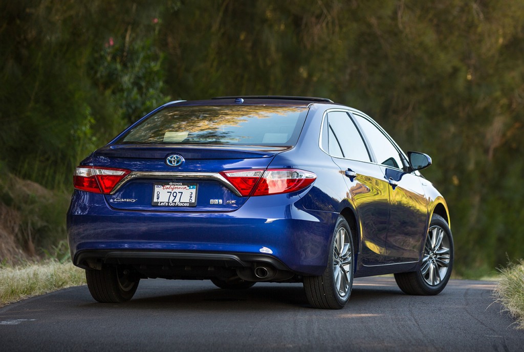 2015 Toyota Camry SE Hybrid Quick Spin : Automotive Addicts