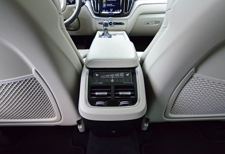 2018-volvo-xc60-t6-inscription-rear-climate : Automotive Addicts