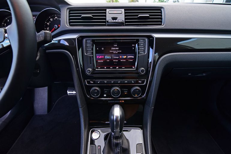 2018-volkswagen-passat-gt-v6-center-dashboard : Automotive Addicts