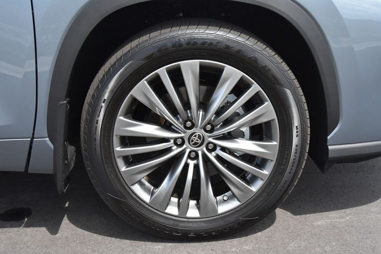 2020-toyota-highlander-platinum-wheel-tire : Automotive Addicts