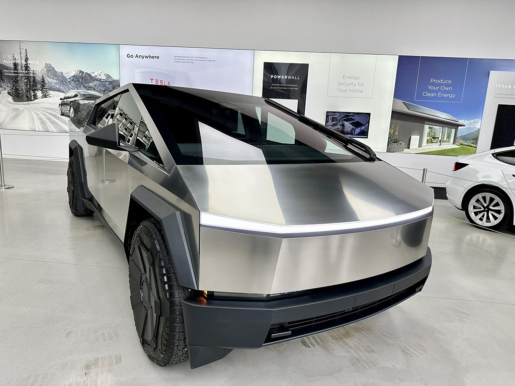 What The Designer of the DeLorean Says About Tesla’s Cybertruck ...