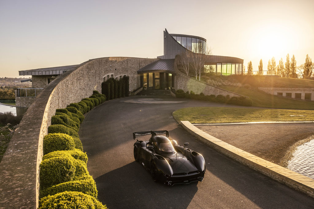 McMurtry Spéirling Defies Gravity with First-Ever Upside-Down Drive ...